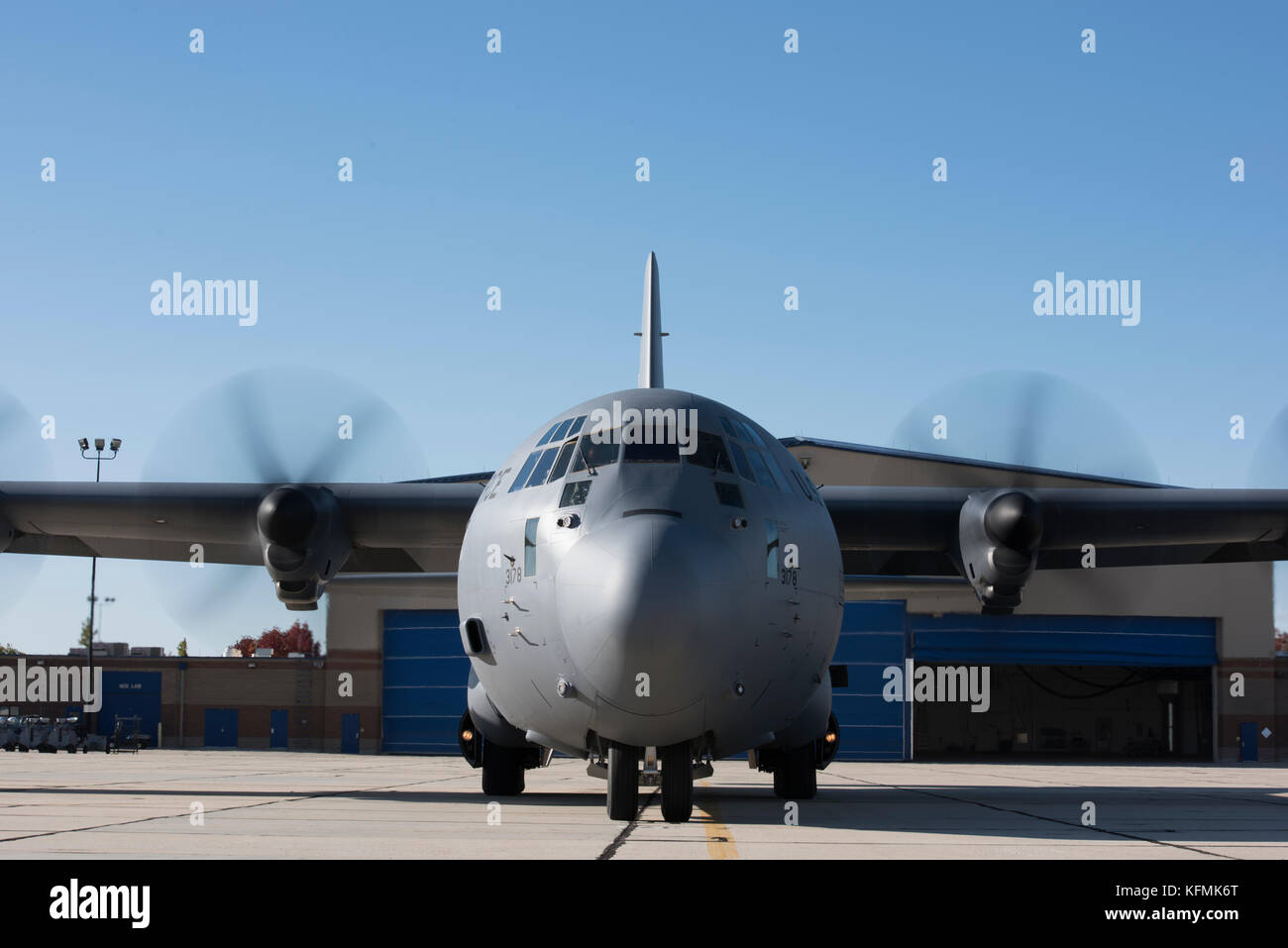 130 hercules taxiing hi-res stock photography and images - Alamy