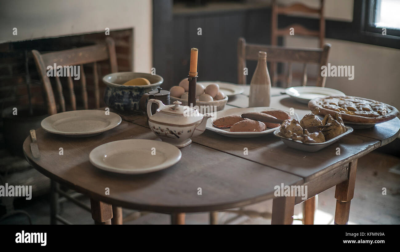 Antique kitchen table hi-res stock photography and images - Alamy