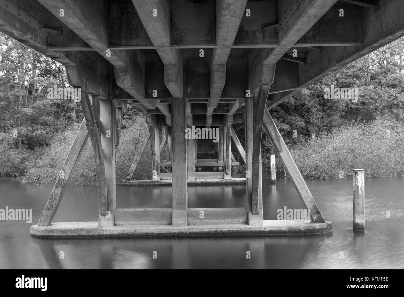 River thames bridge road Black and White Stock Photos & Images - Alamy