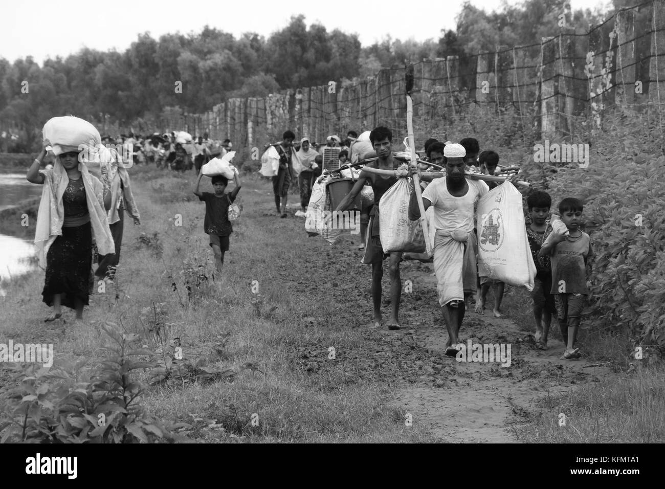 Myanmar: Rohingya refugees fleeing military operation in Myanmar’s ...