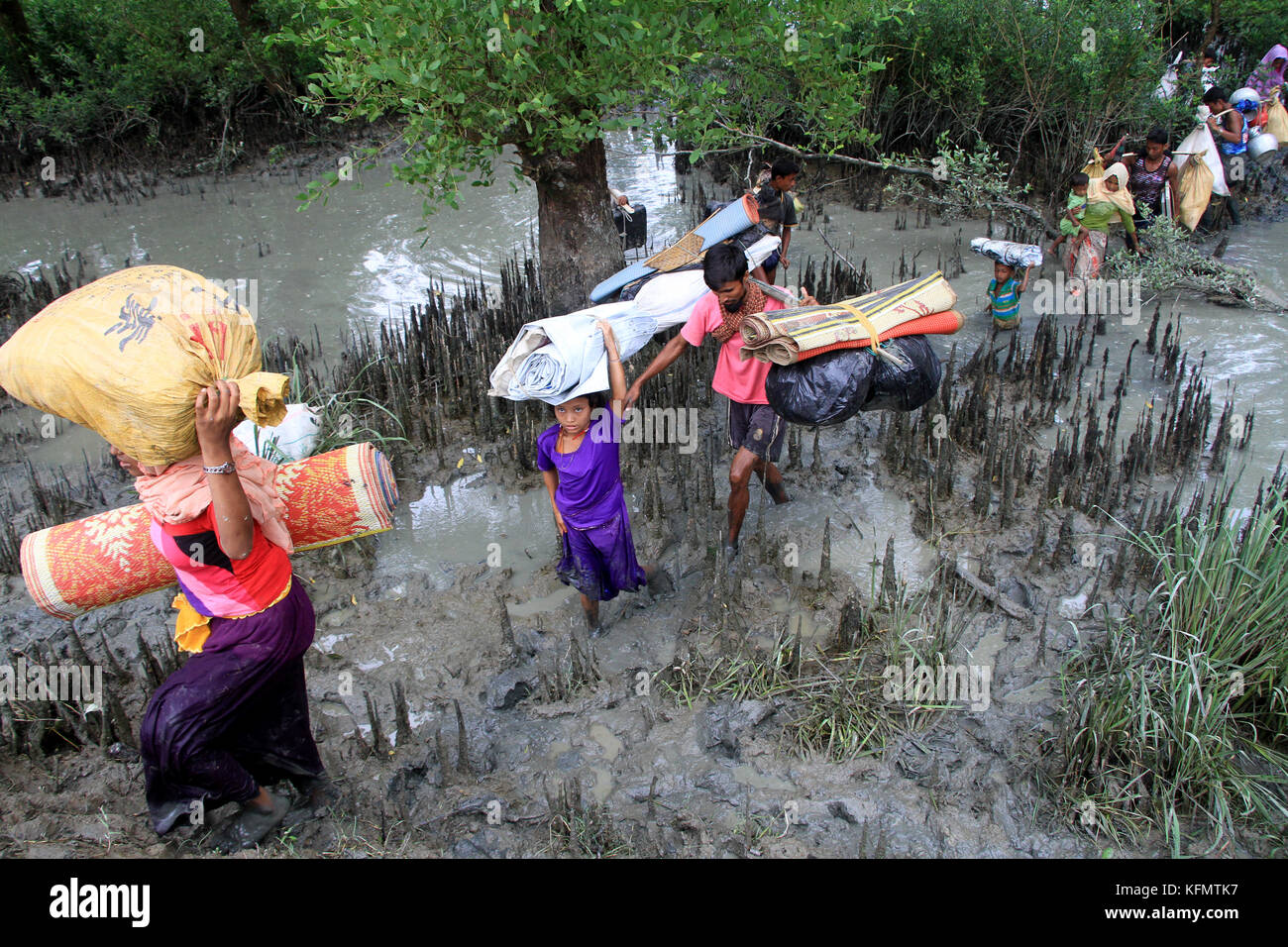Bangladesh: Rohingya refugees fleeing military operation in Myanmar’s ...