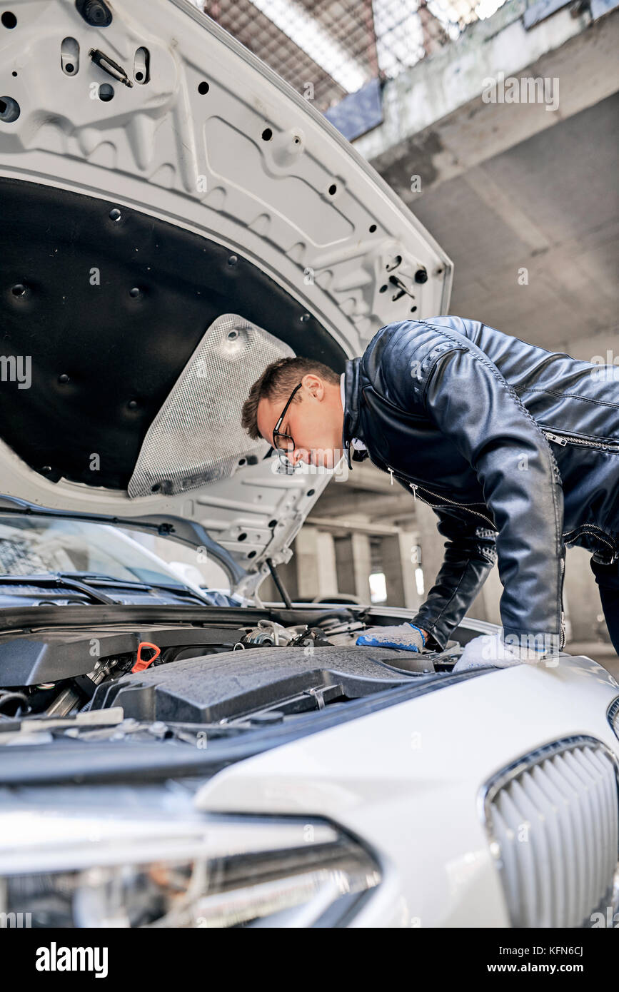 man repairing car on street Stock Photo - Alamy