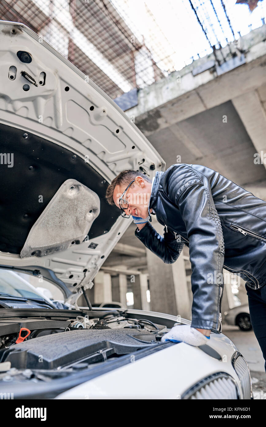 man repairing car on street Stock Photo - Alamy