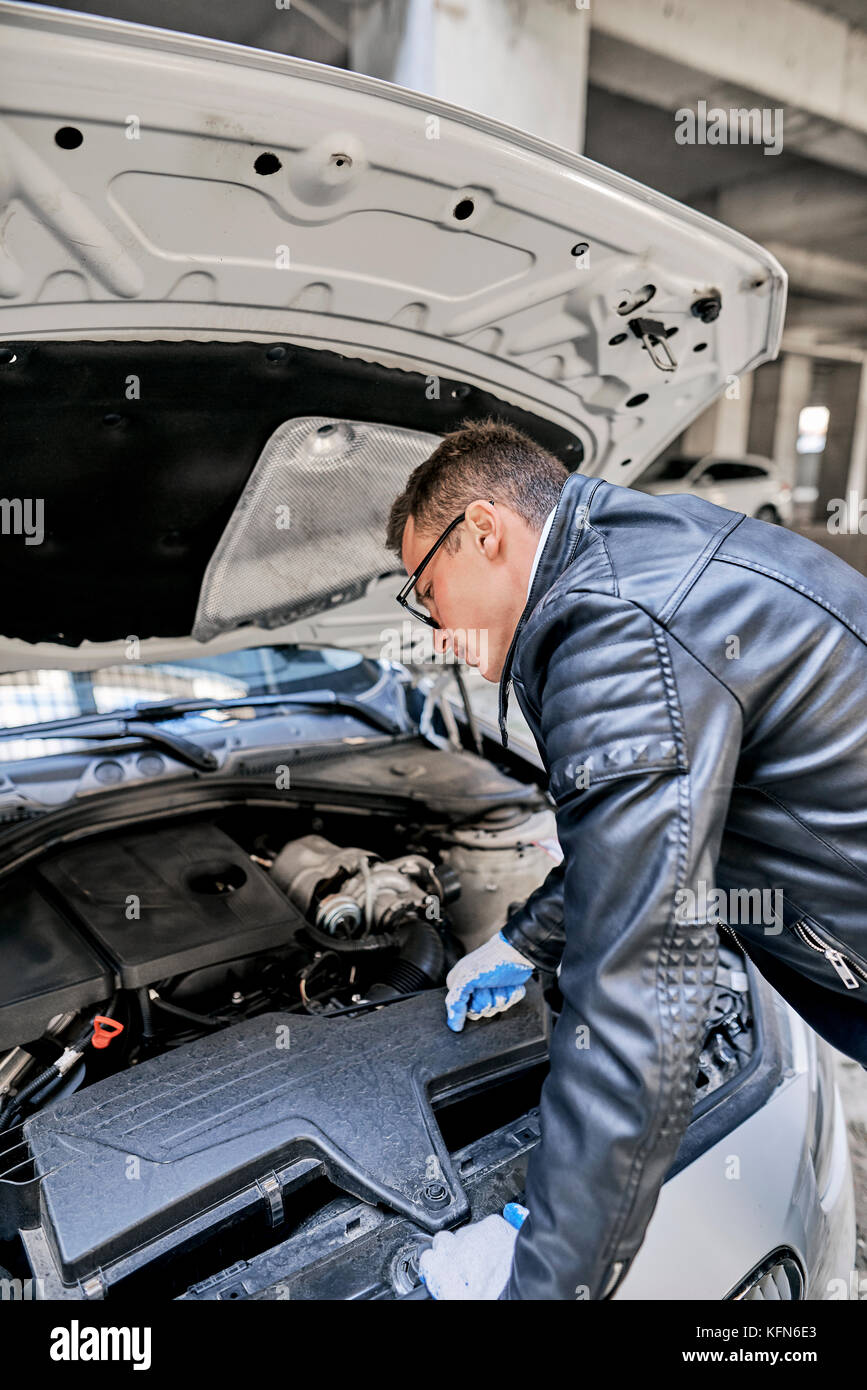 man repairing car on street Stock Photo - Alamy