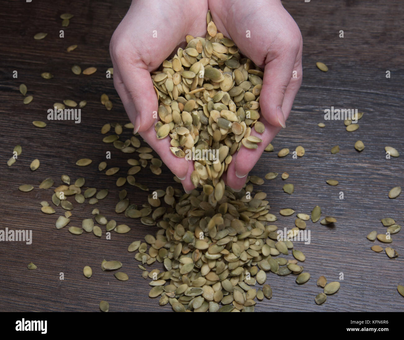 Pour out to pour heap hi-res stock photography and images - Alamy