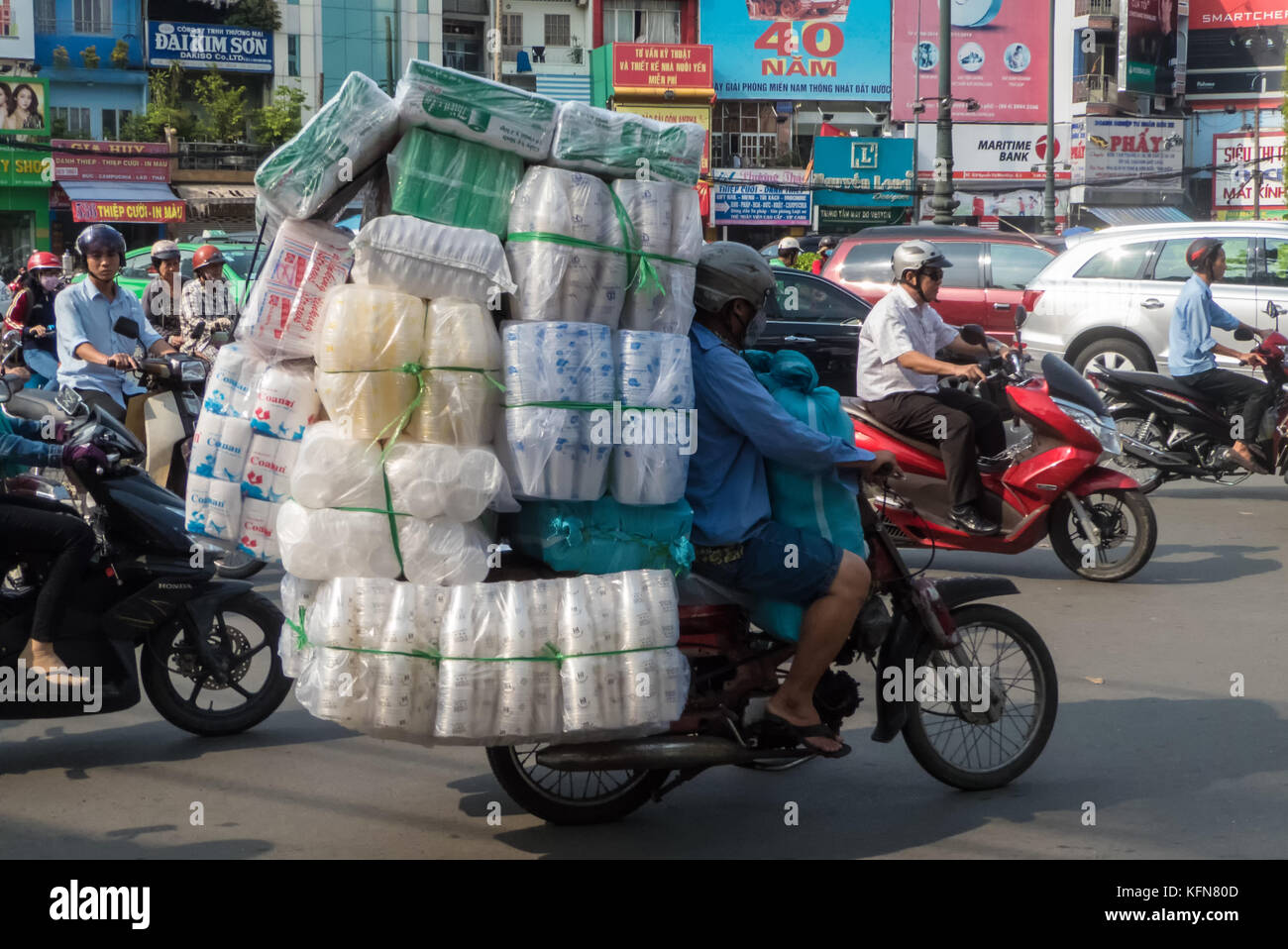 Crazy load on the back of a moped, Ngã sáu Cộng hoà, Hồ Chí Minh City ...