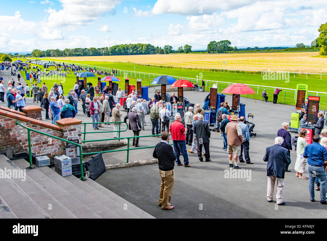On course horse racing bookmakers hi-res stock photography and images ...