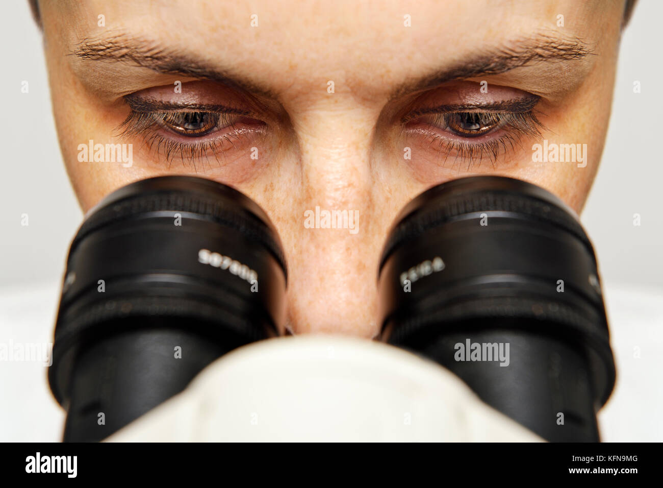 Doctor using a microscope hi-res stock photography and images - Alamy