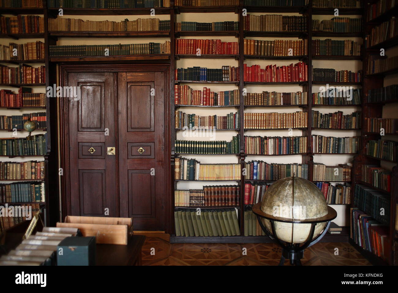 Brown library globe hi-res stock photography and images - Alamy