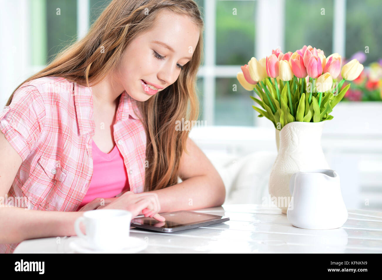 Teen girl using tablet Stock Photo - Alamy