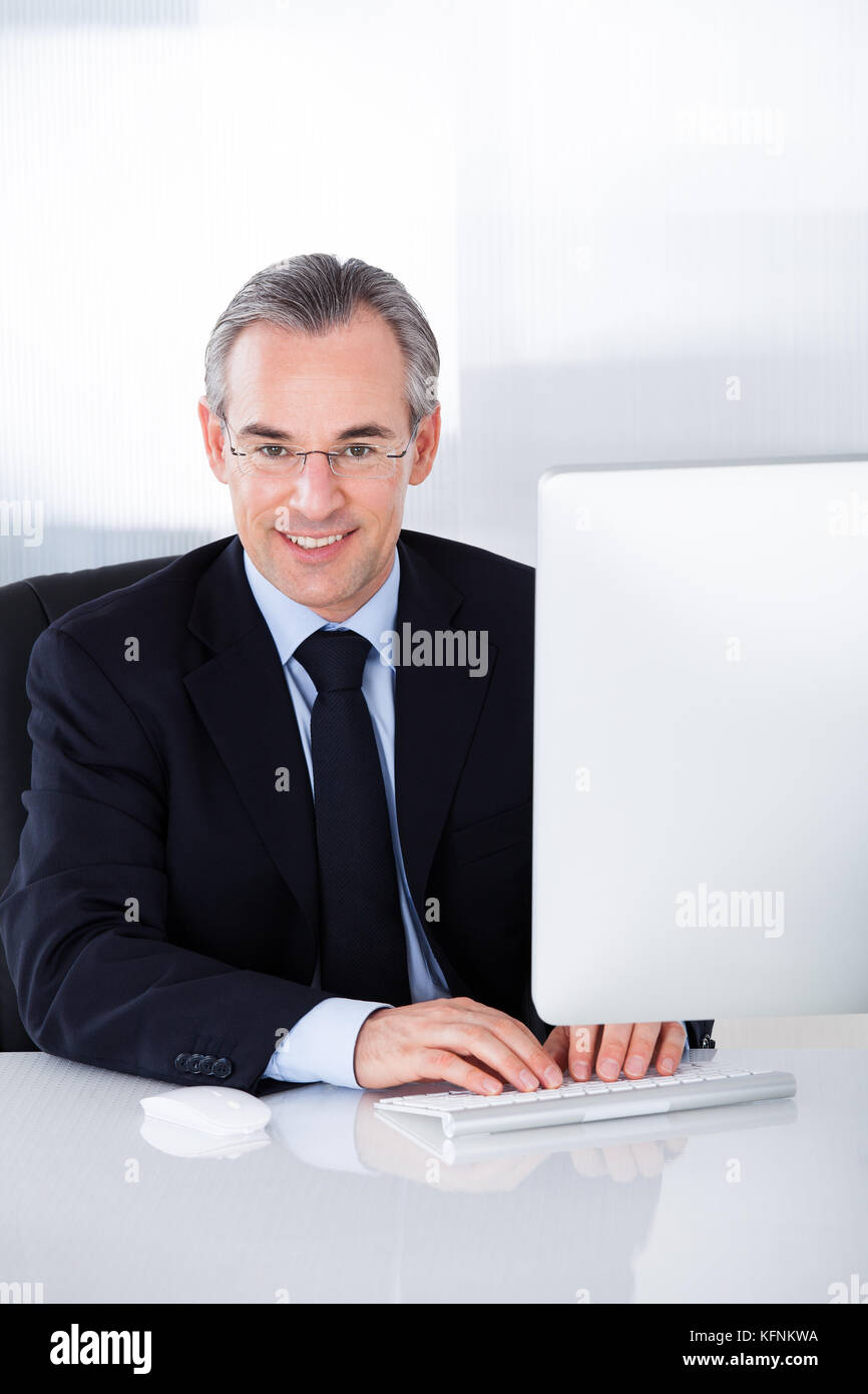 Senior businessman in eyeglasses hi-res stock photography and images ...