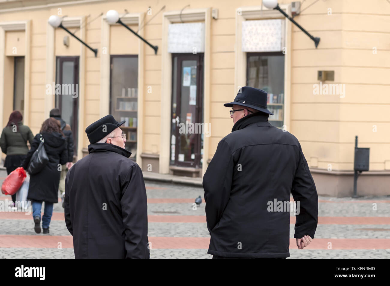 Elderly people talking hi-res stock photography and images - Alamy
