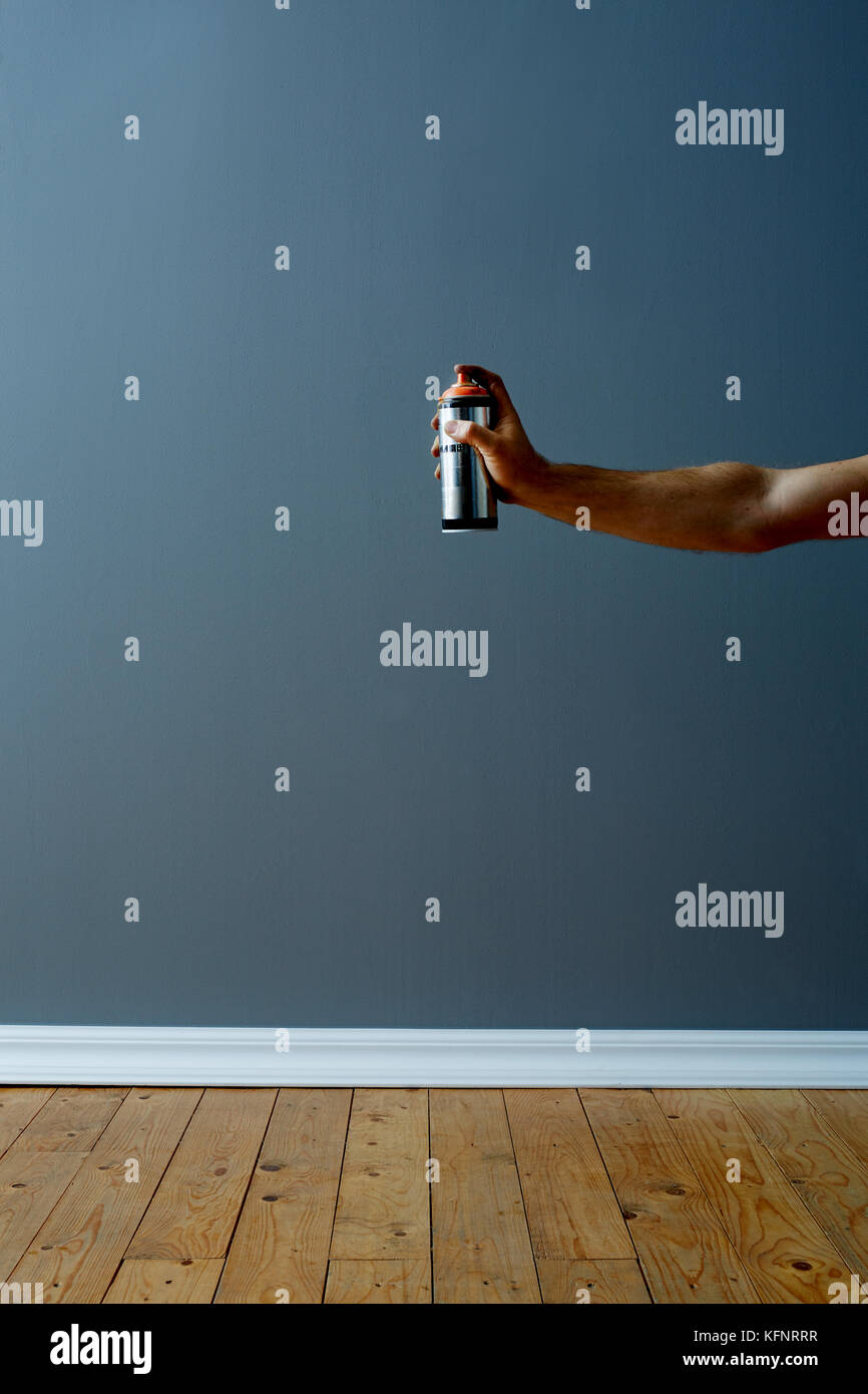hand holds empty spray can Stock Photo - Alamy