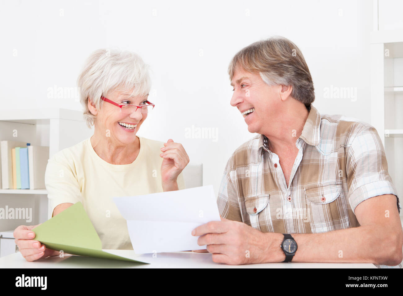 Old couple reading letter hi-res stock photography and images - Alamy