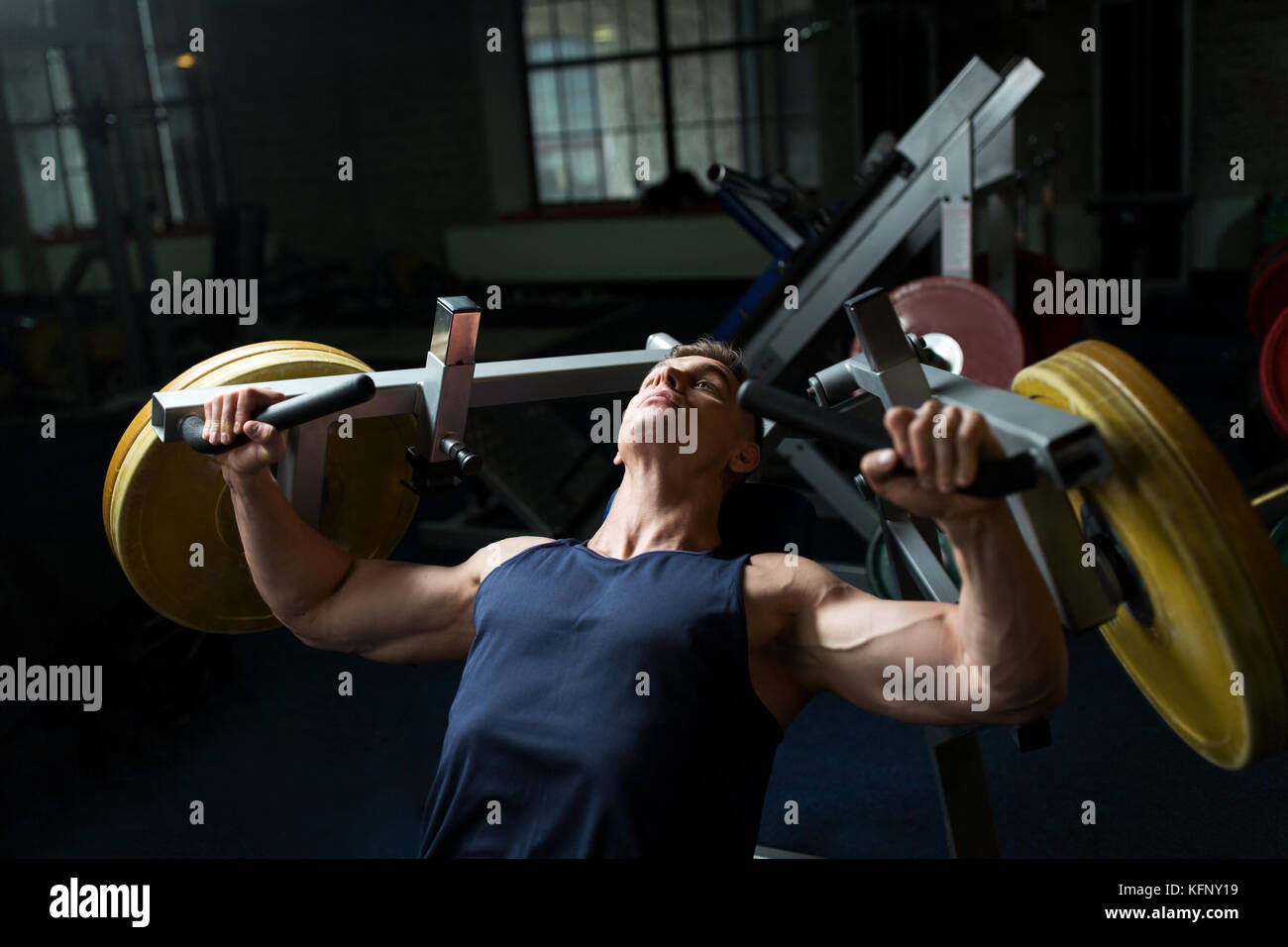 man doing chest press on exercise machine in gym Stock Photo - Alamy