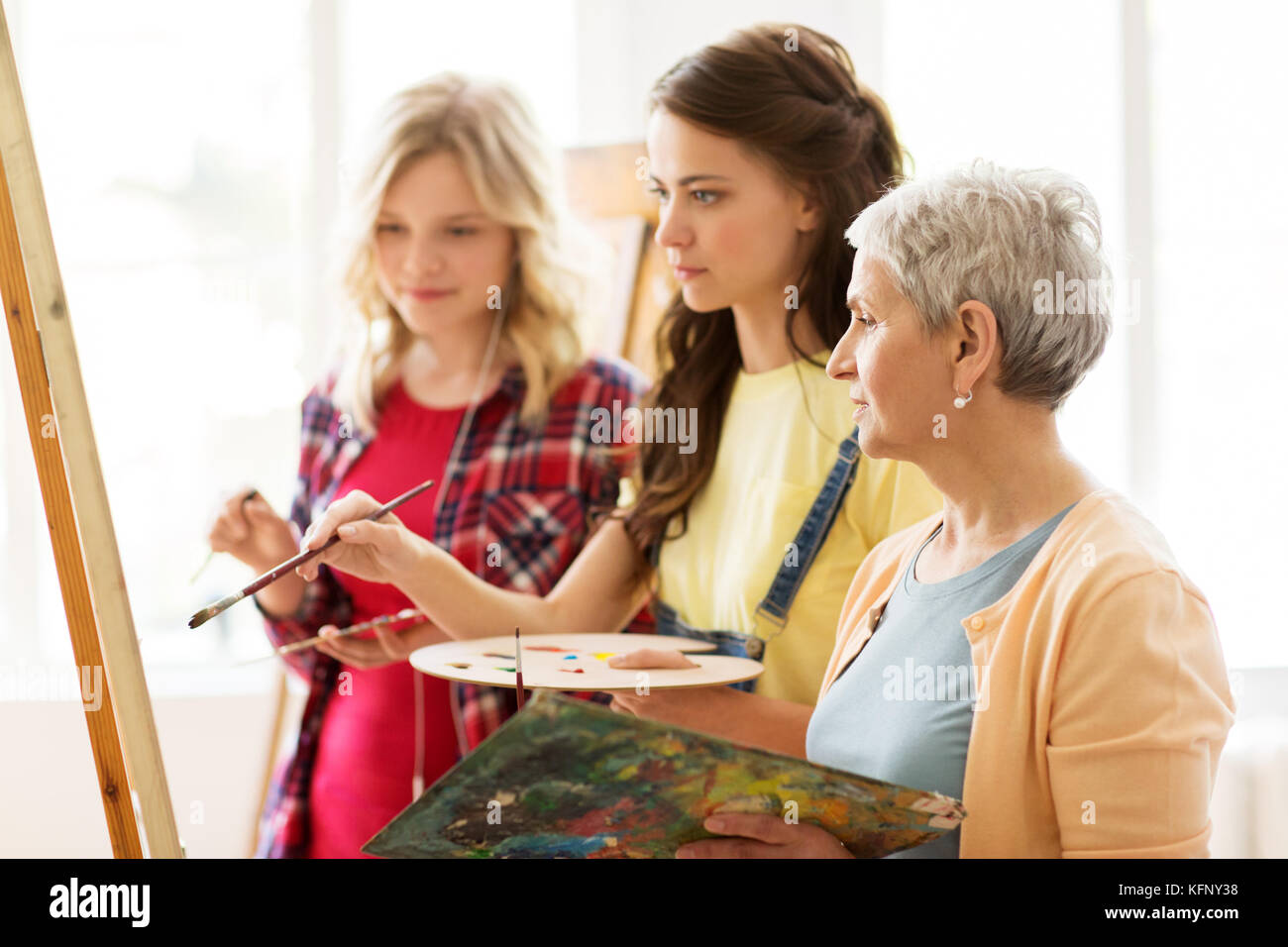 Teen art class paint hi-res stock photography and images - Alamy