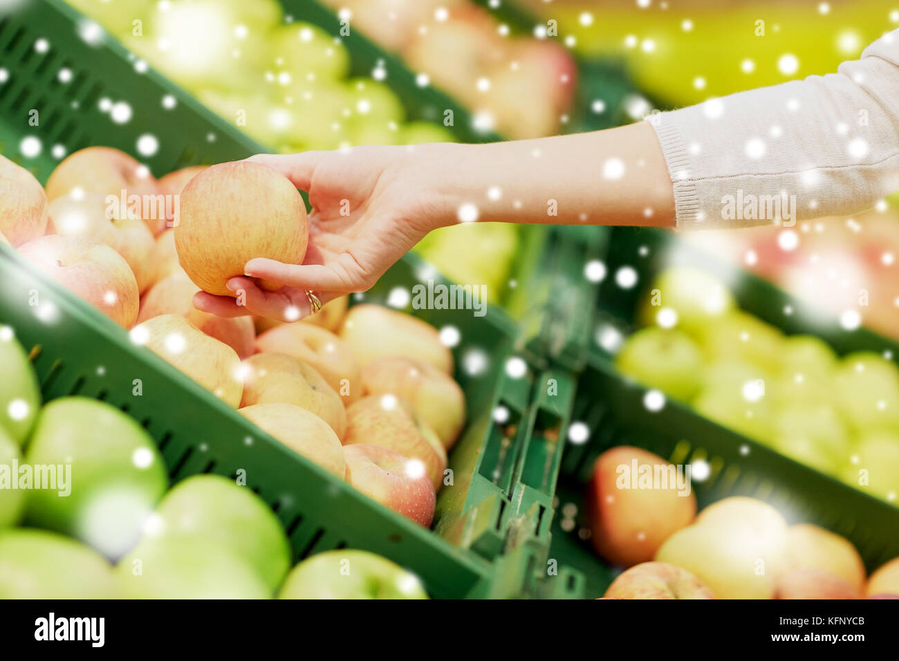 hand with apples at grocery store Stock Photo - Alamy