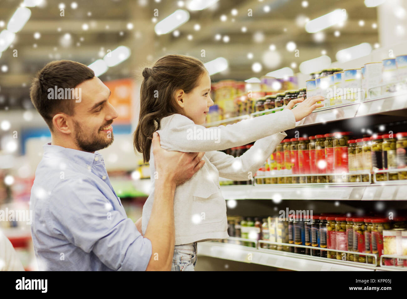 father with child buying food at grocery store Stock Photo - Alamy