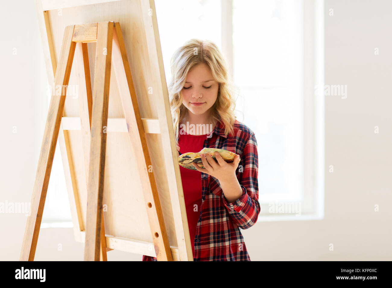 Girl art lesson school hi-res stock photography and images - Alamy