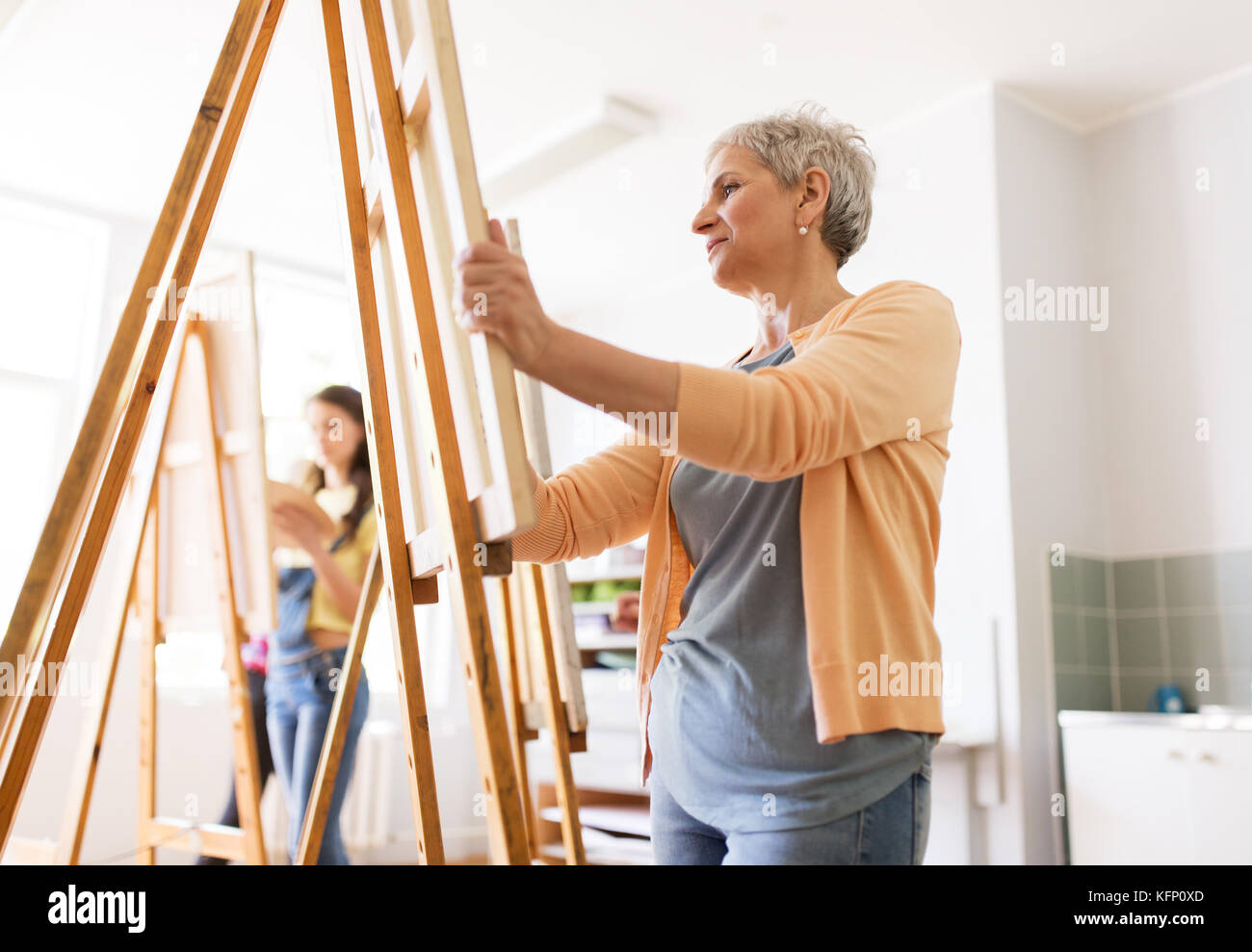 woman artist with easel drawing at art school Stock Photo - Alamy