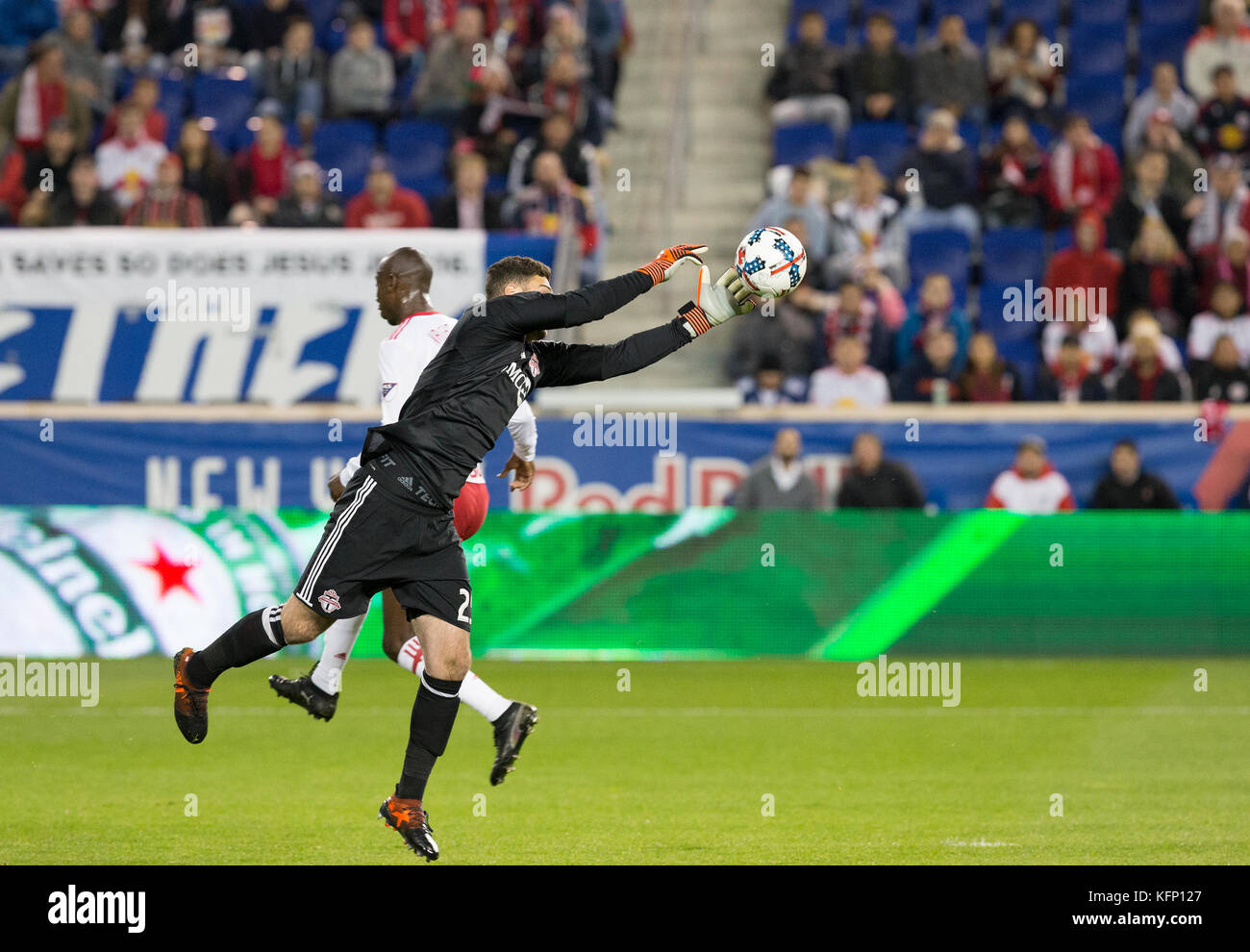 Harrison, United States. 30th Oct, 2017. Goalkeeper Alexander Bono (25 ...