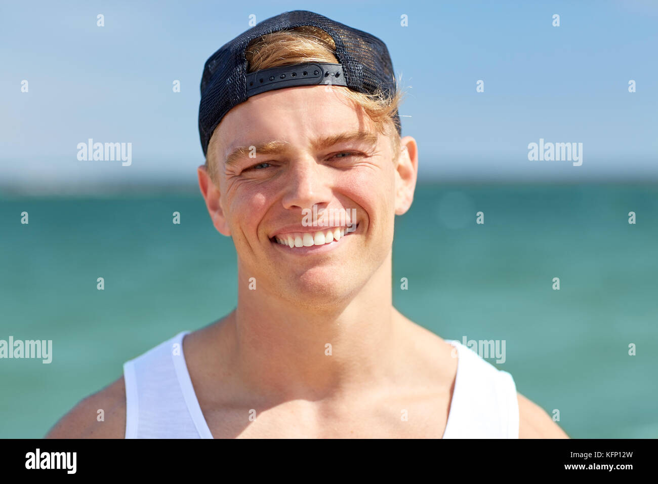Handsome smiling guy beach hi-res stock photography and images - Alamy