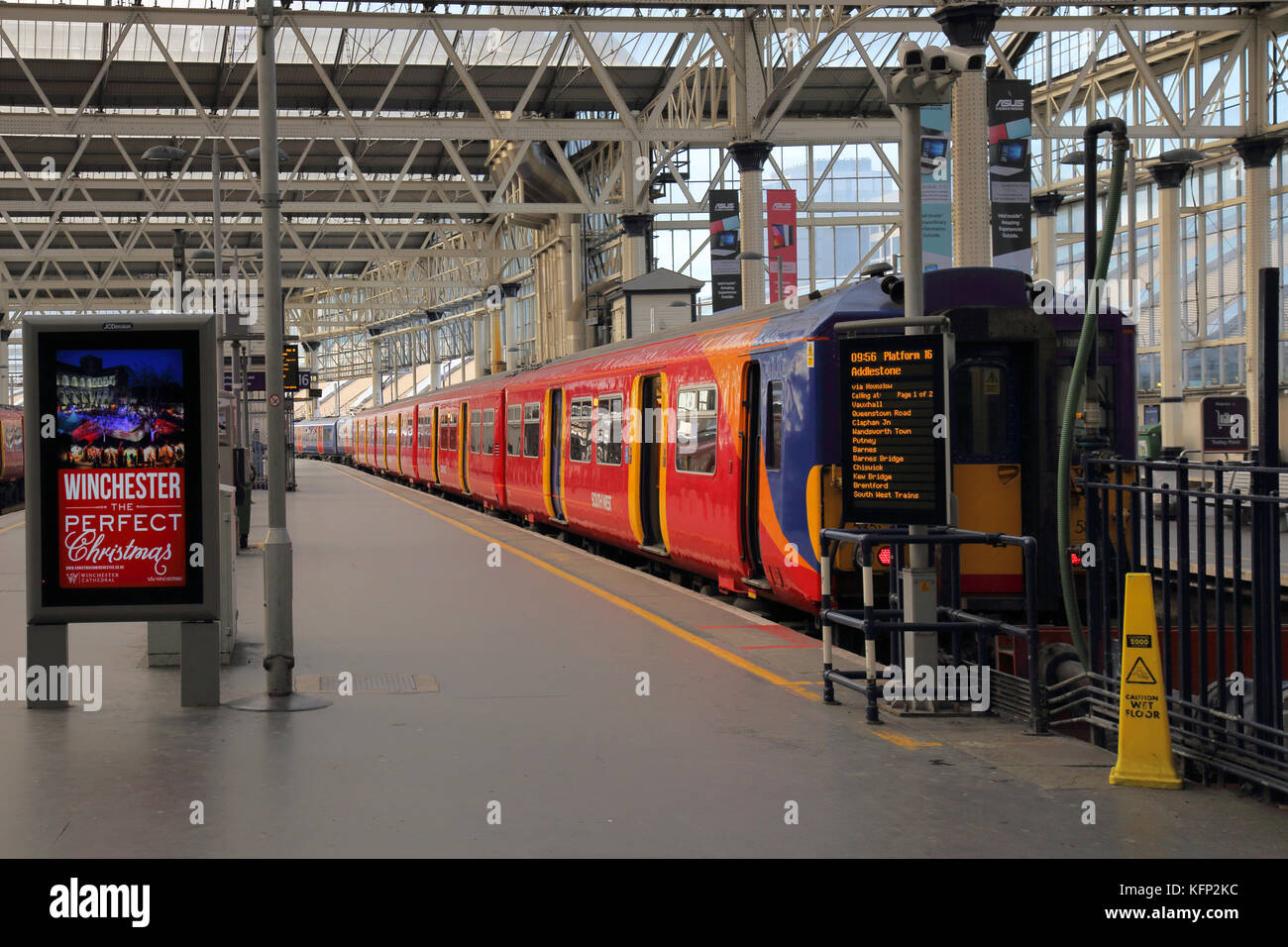 the concourse at waterloo station london Stock Photo - Alamy
