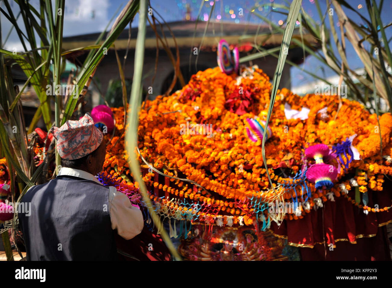 Kathmandu, Nepal. 30th Oct, 2017. Nepalese devotee arranging flower in ...
