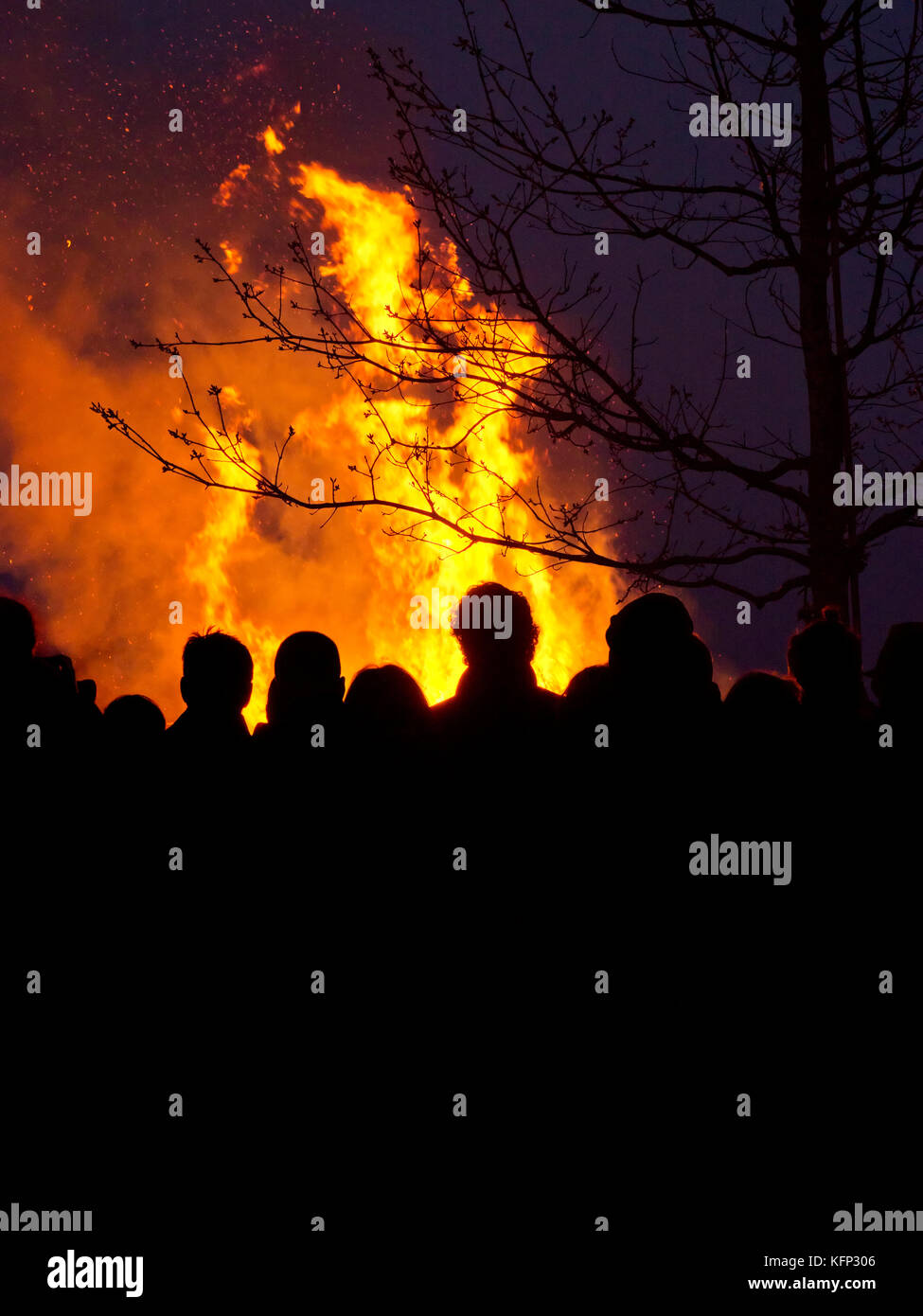 People watching bonfire hi-res stock photography and images - Alamy