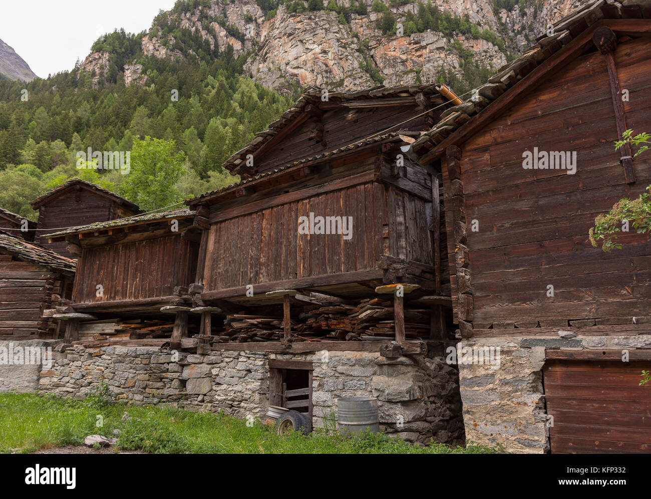 Old granaries hi-res stock photography and images - Alamy