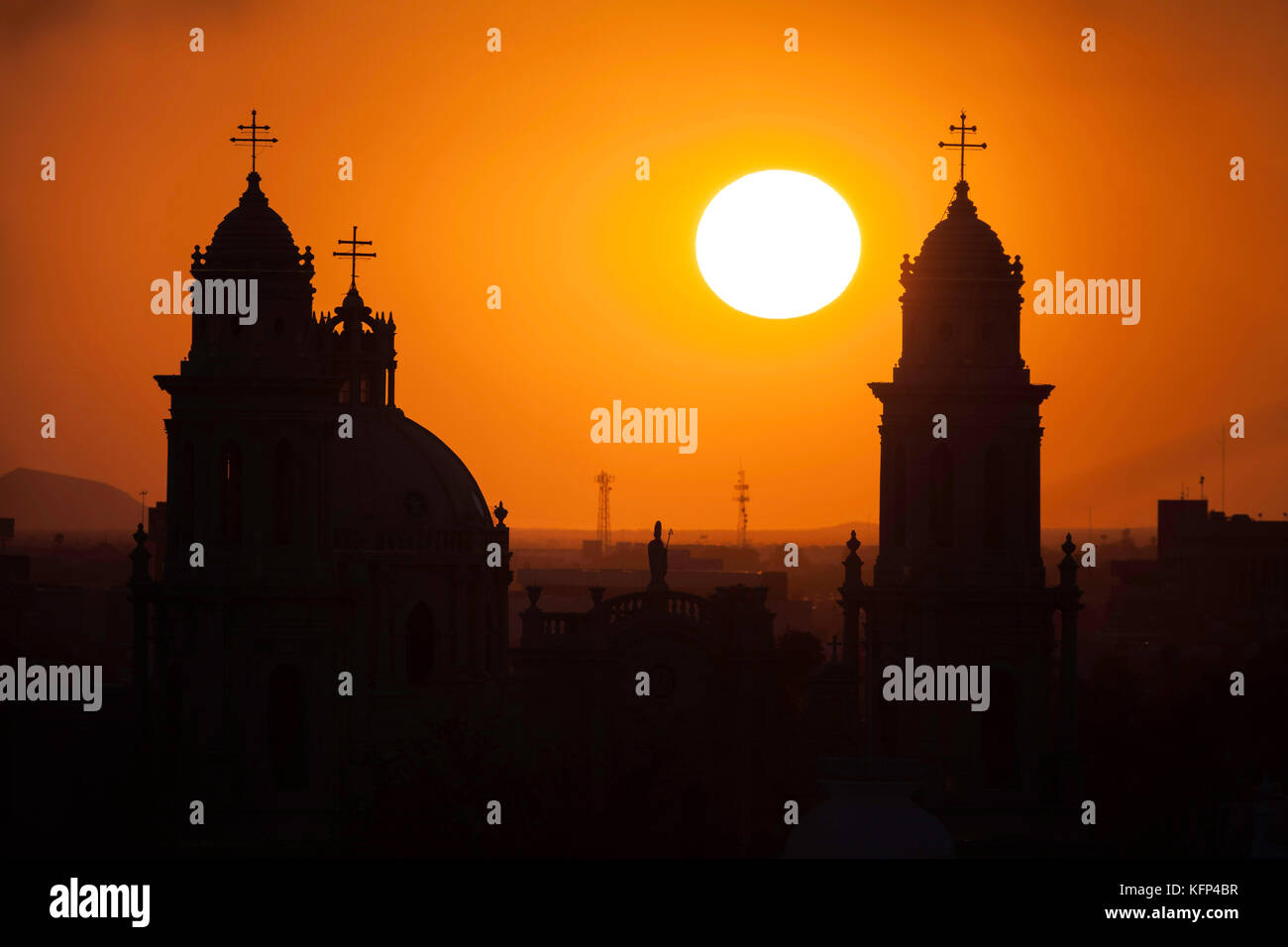 Sol al atardecer a contraluz de la catedral de Hermosillo Sonora Stock ...