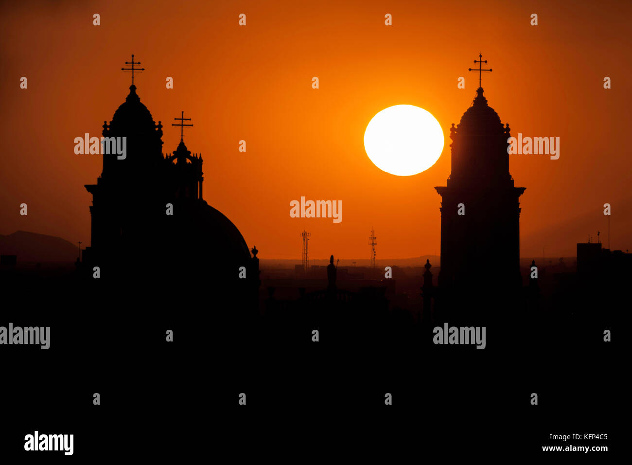 Sol al atardecer a contraluz de la catedral de Hermosillo Sonora Stock ...