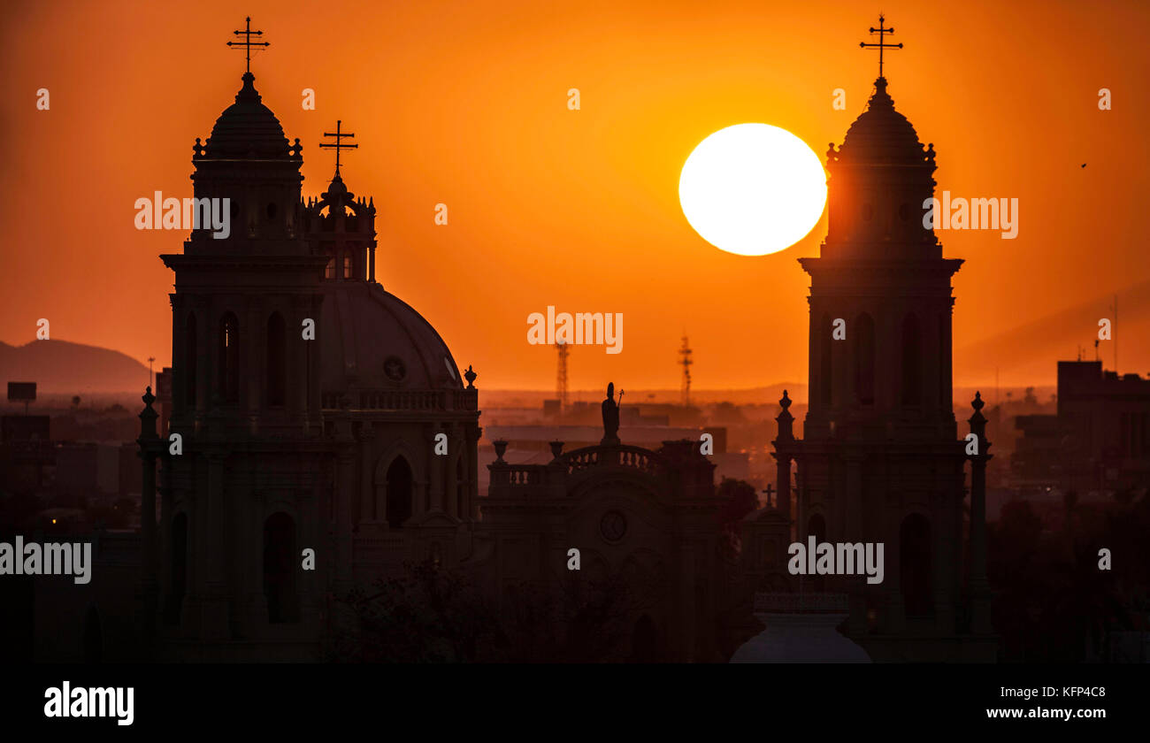 Sol al atardecer a contraluz de la catedral de Hermosillo Sonora Stock ...