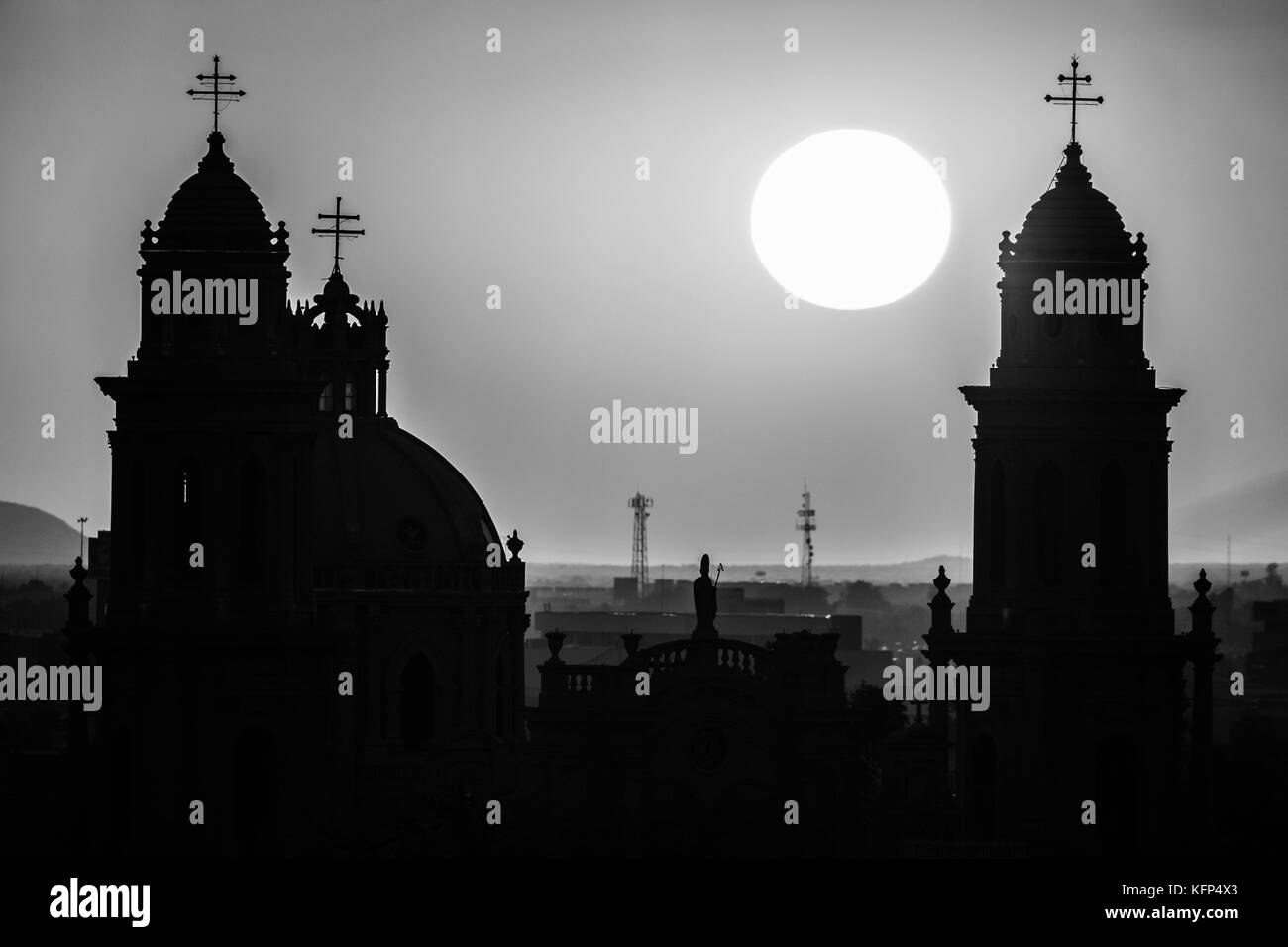 Sol al atardecer a contraluz de la catedral de Hermosillo Sonora Stock ...