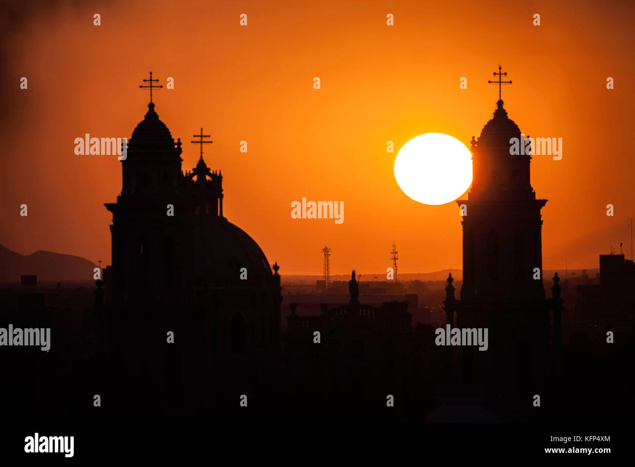 Sol al atardecer a contraluz de la catedral de Hermosillo Sonora Stock ...