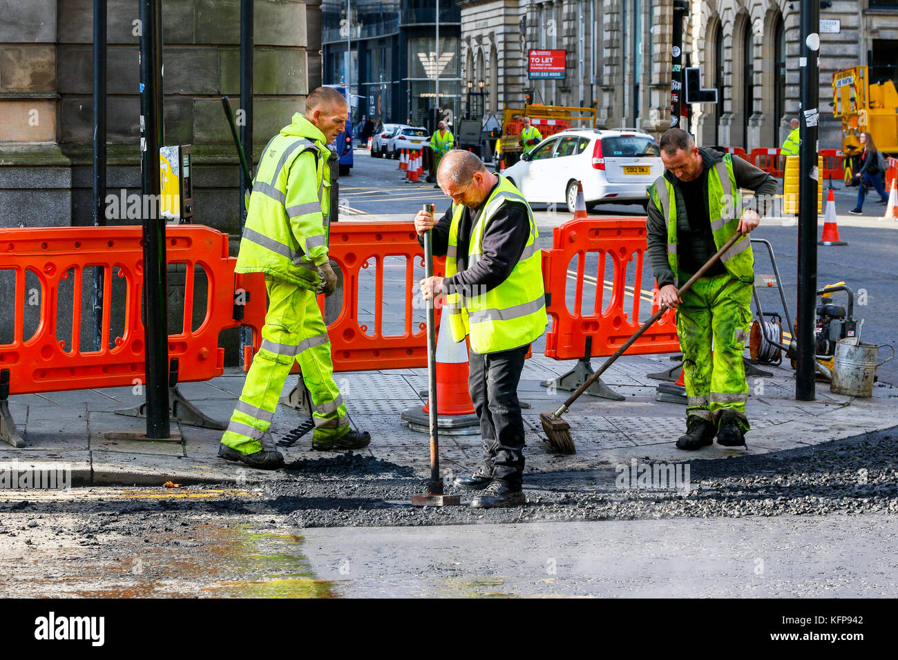 Workmen in road hi-res stock photography and images - Alamy