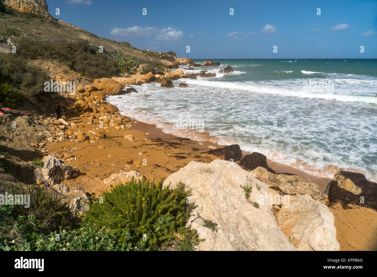 steiniger Strand der San Blas Bay im Nordosten der Insel Gozo, Malta ...