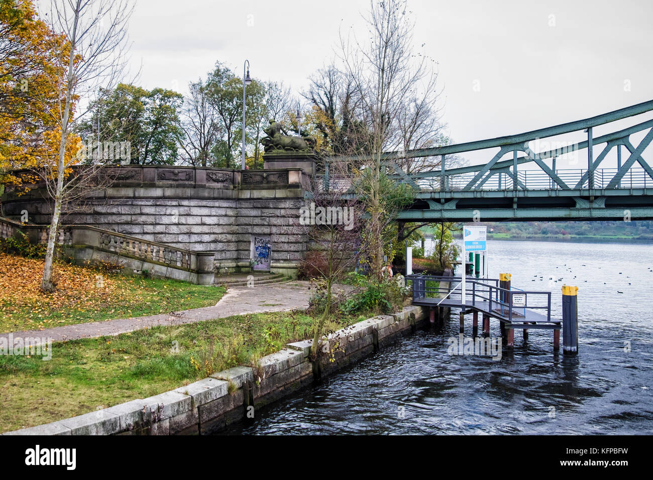 Suspended tree sculptures hi-res stock photography and images - Alamy