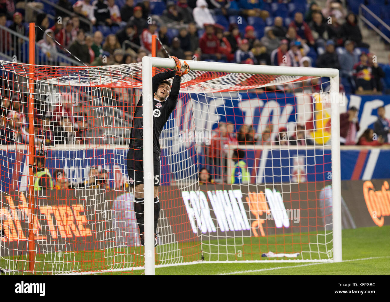 Harrison, United States. 30th Oct, 2017. Goalkeeper Alexander Bono (25 ...