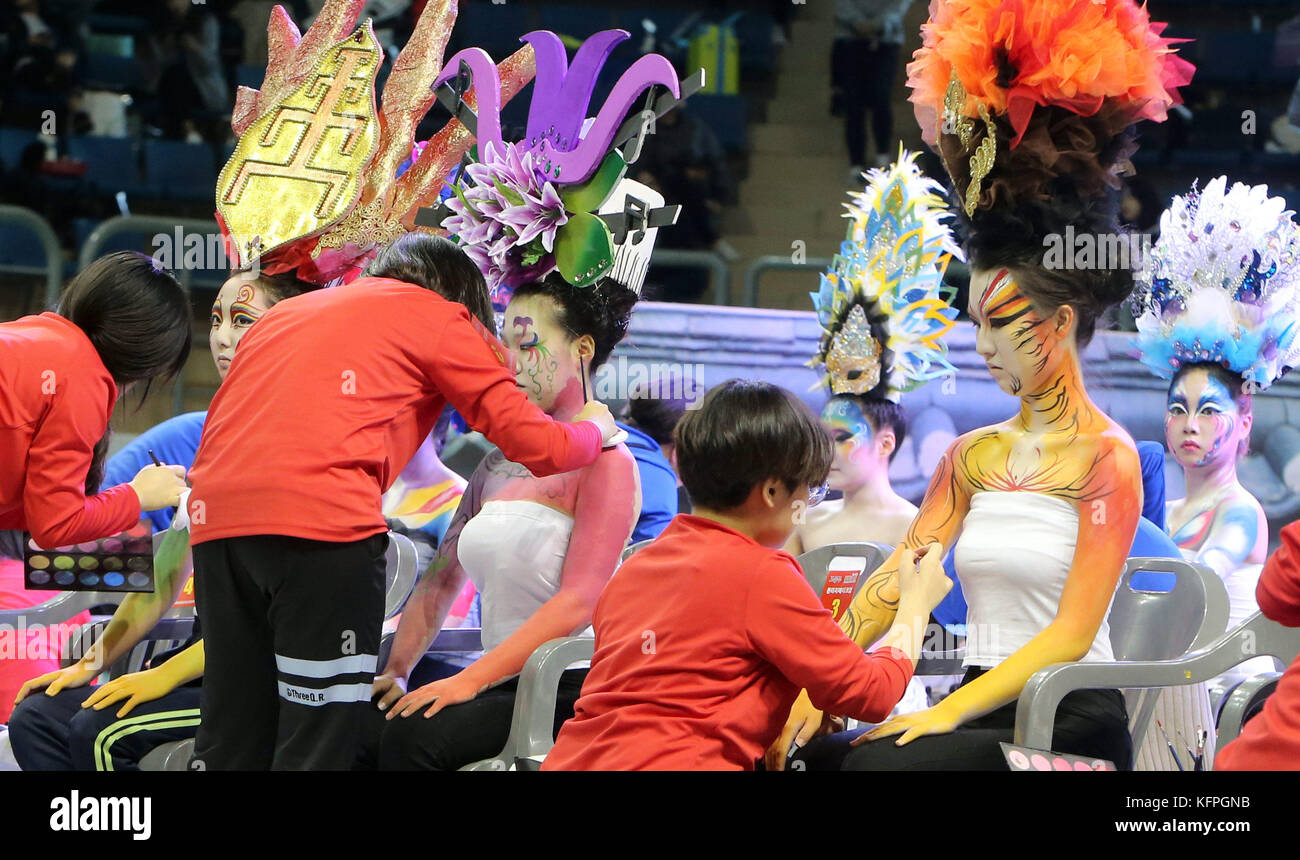 31st Oct, 2017. Beauty care fest Participants show off their skills at ...