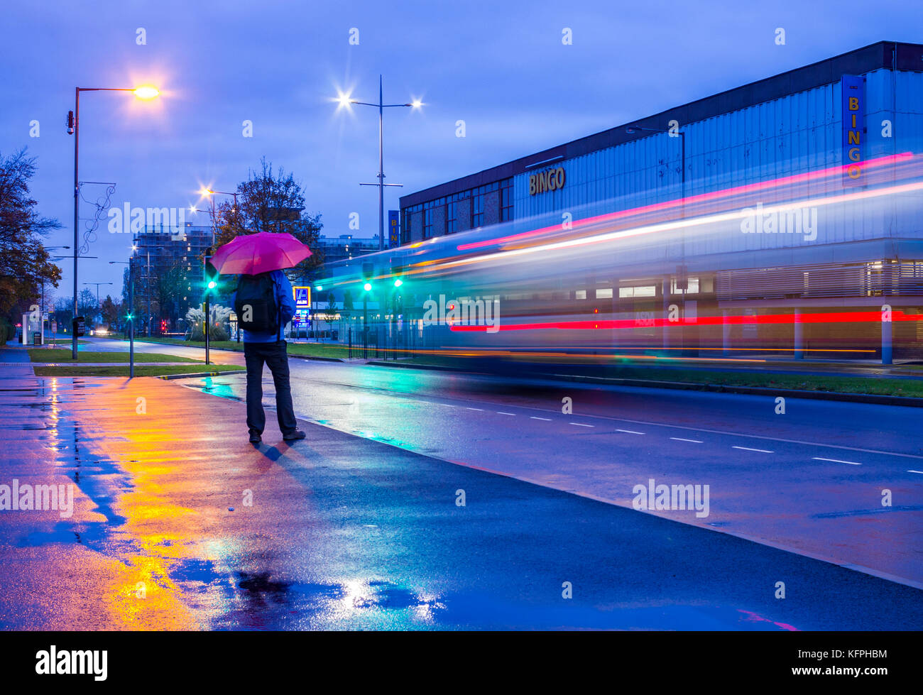 Bus stop rain hi-res stock photography and images - Alamy