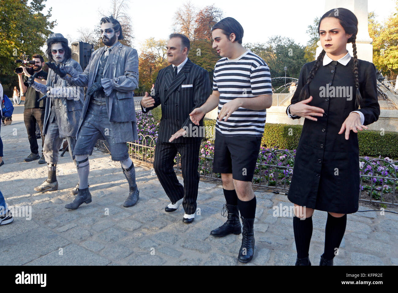 Morticia and Wednesday Friday Addams celebrates Halloween in the Retiro ...