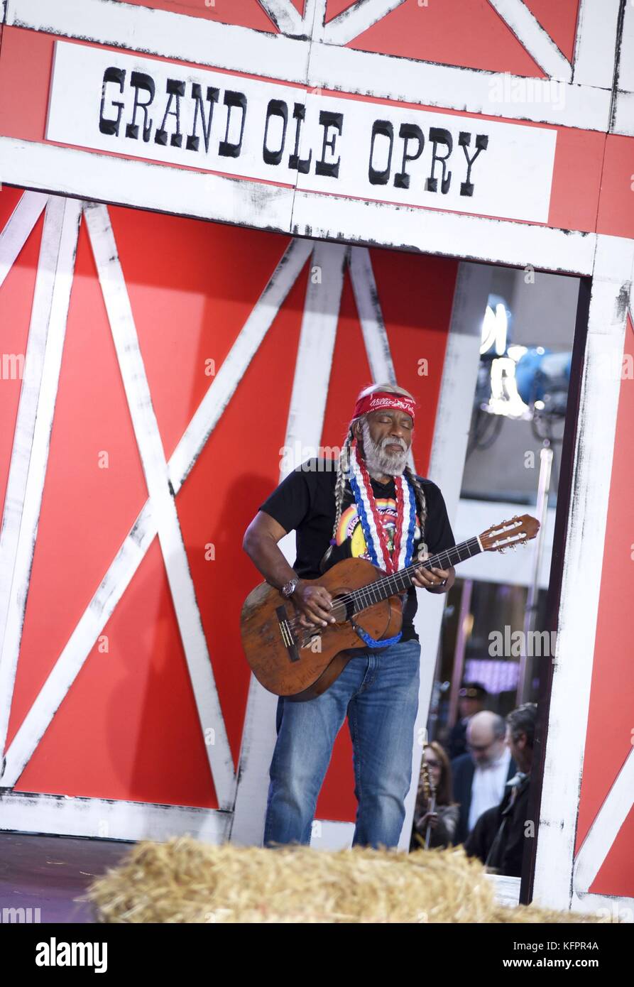 New York, NY, USA. 31st Oct, 2017. Al Roker, as Willie Nelson in ...