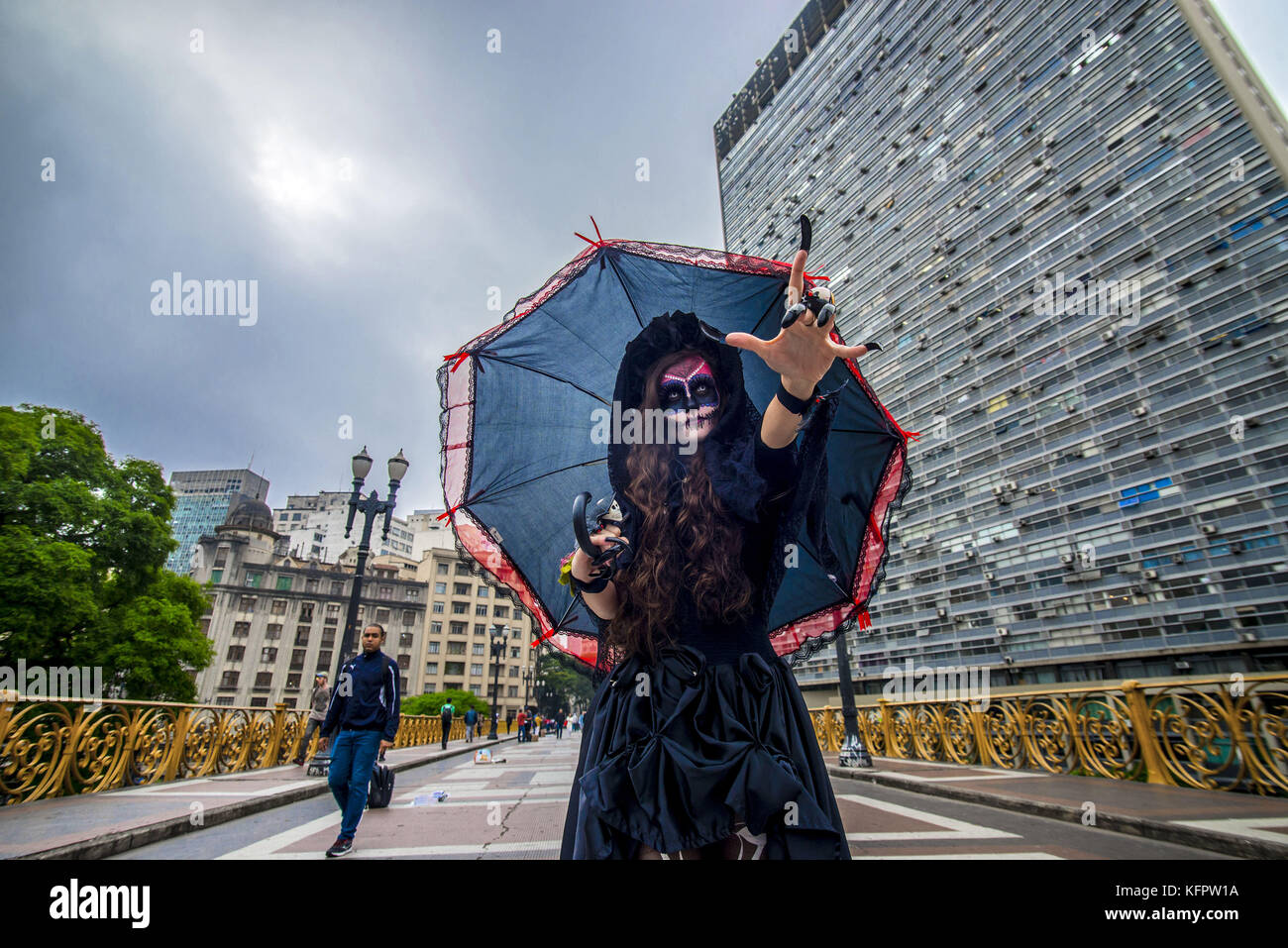 Sao Paulo, Brazil. 31st Oct, 2017. HALLOWEEN: A woman wearing Mexican ...
