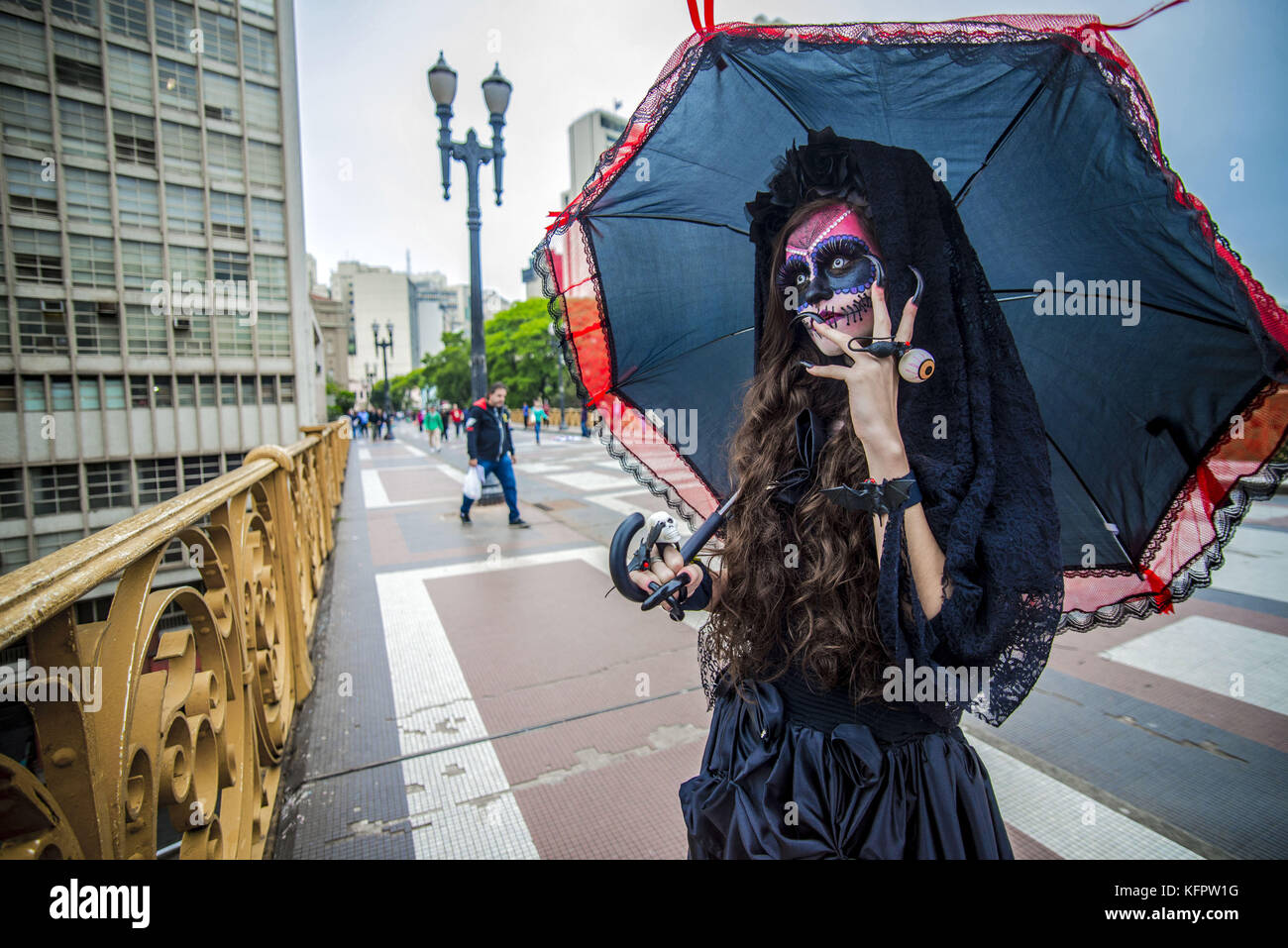 Sao Paulo, Brazil. 31st Oct, 2017. HALLOWEEN: A woman wearing Mexican ...