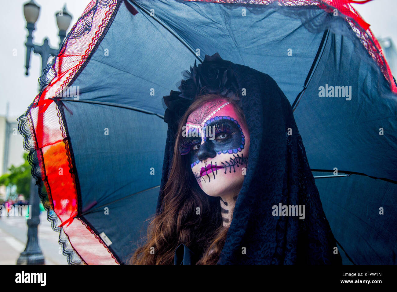 Sao Paulo, Brazil. 31st Oct, 2017. HALLOWEEN: A woman wearing Mexican ...