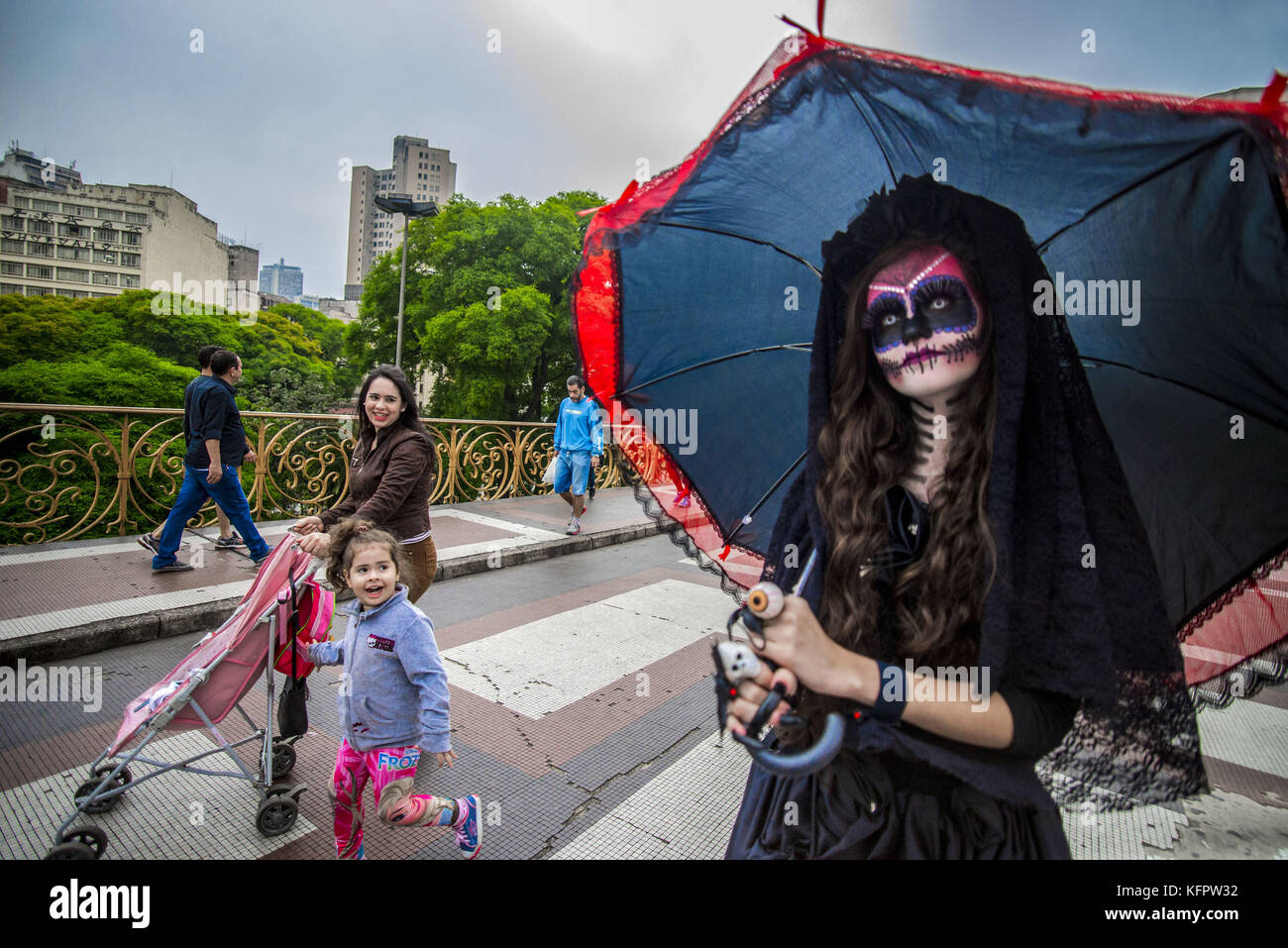 Sao Paulo, Brazil. 31st Oct, 2017. HALLOWEEN: A woman wearing Mexican ...