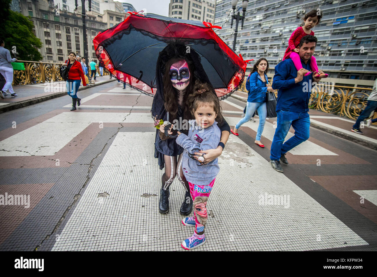 Sao Paulo, Brazil. 31st Oct, 2017. HALLOWEEN: A woman wearing Mexican ...