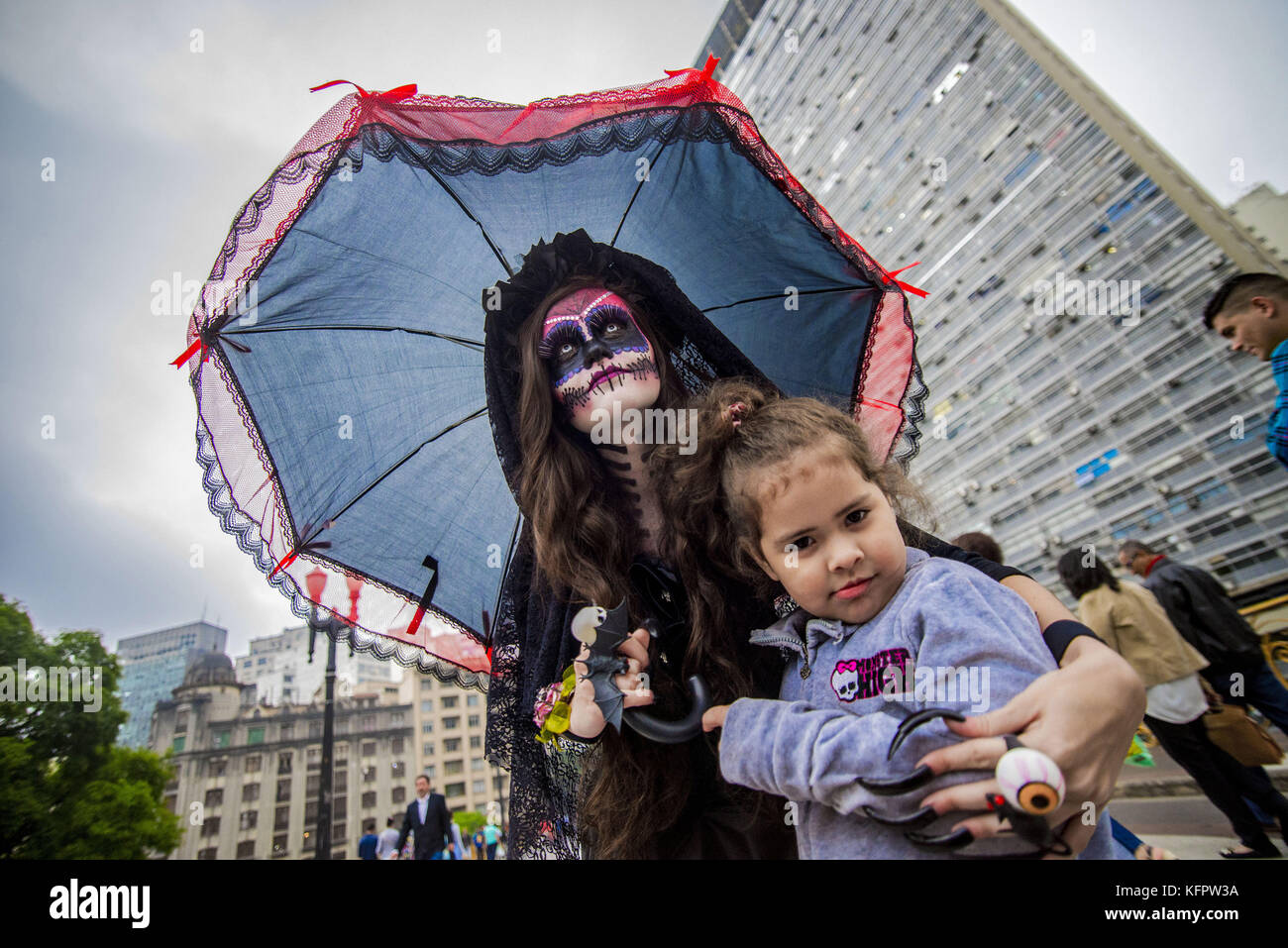 Sao Paulo, Brazil. 31st Oct, 2017. HALLOWEEN: A woman wearing Mexican ...