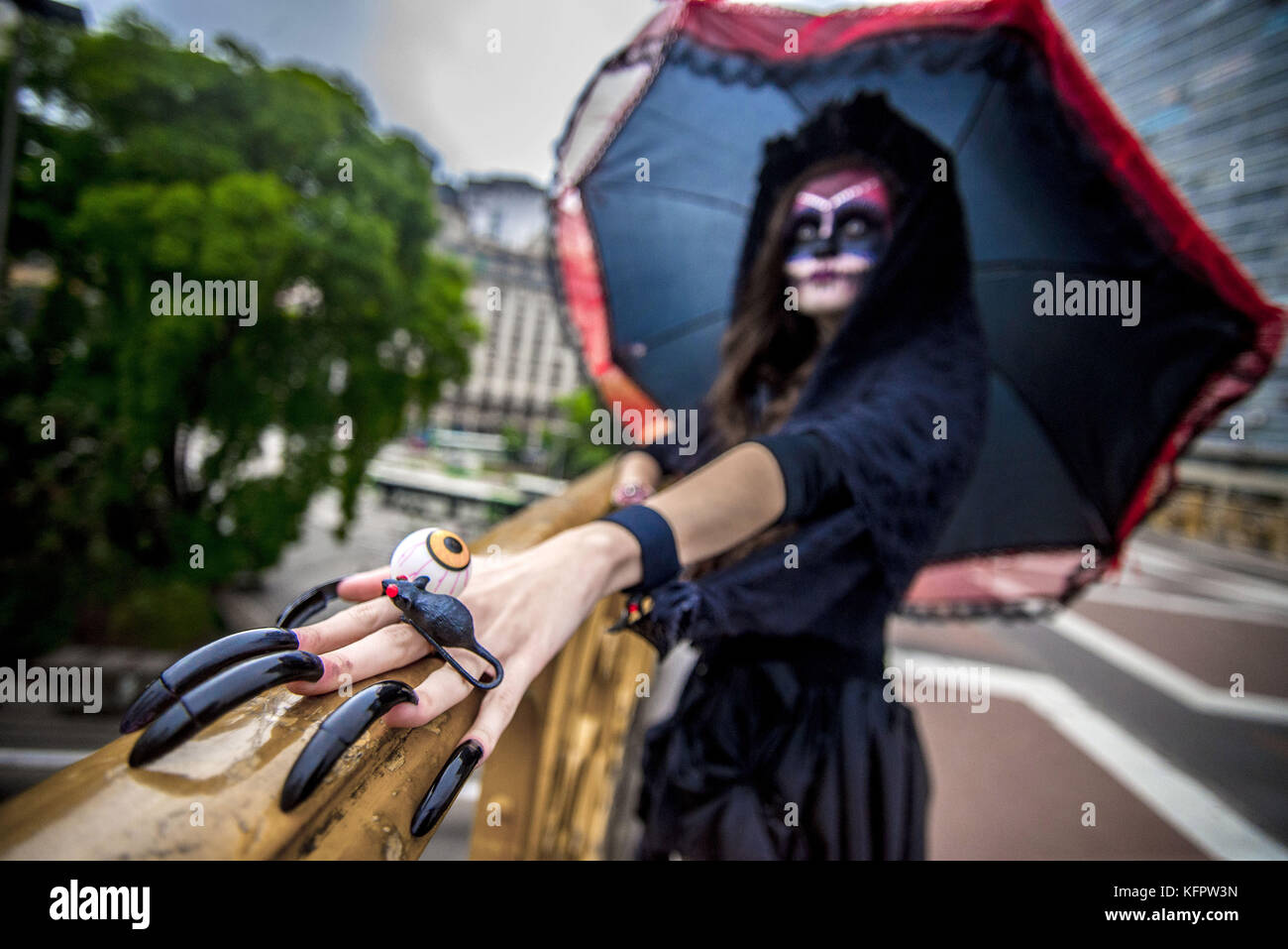 Sao Paulo, Brazil. 31st Oct, 2017. HALLOWEEN: A woman wearing Mexican ...